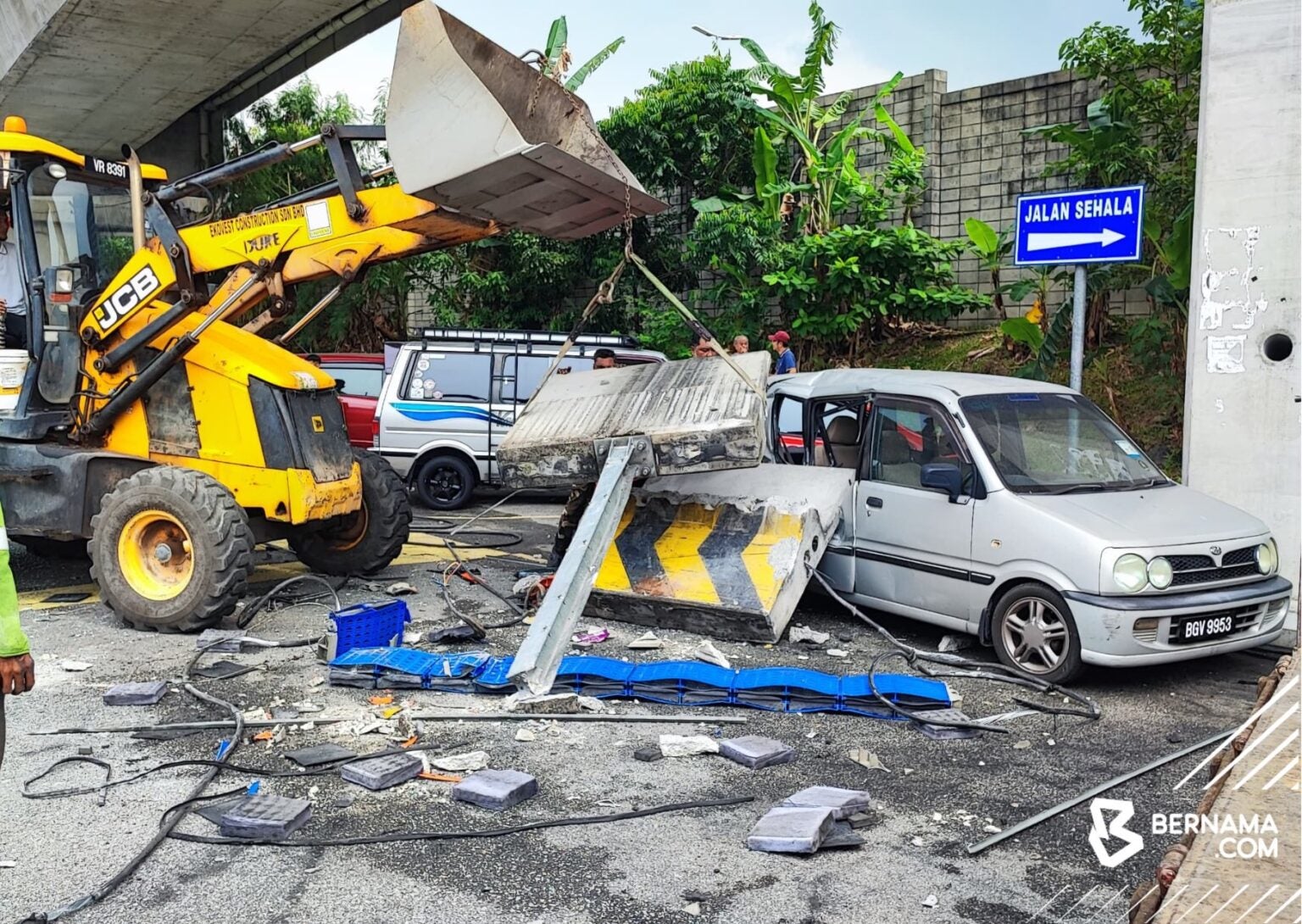 Lorry Crashes Into Concrete Barrier on DUKE Expressway & Causes it to ...