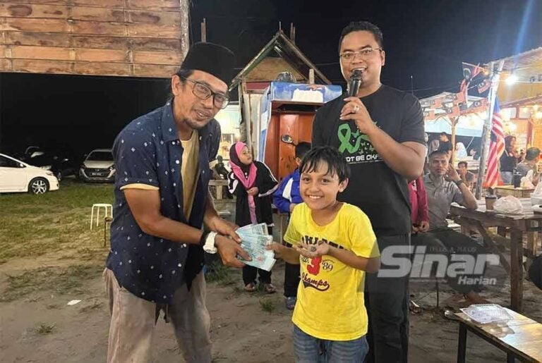 M'sian Boy Gets RM1,000 After Winning 'Siputrace' Snail Racing ...