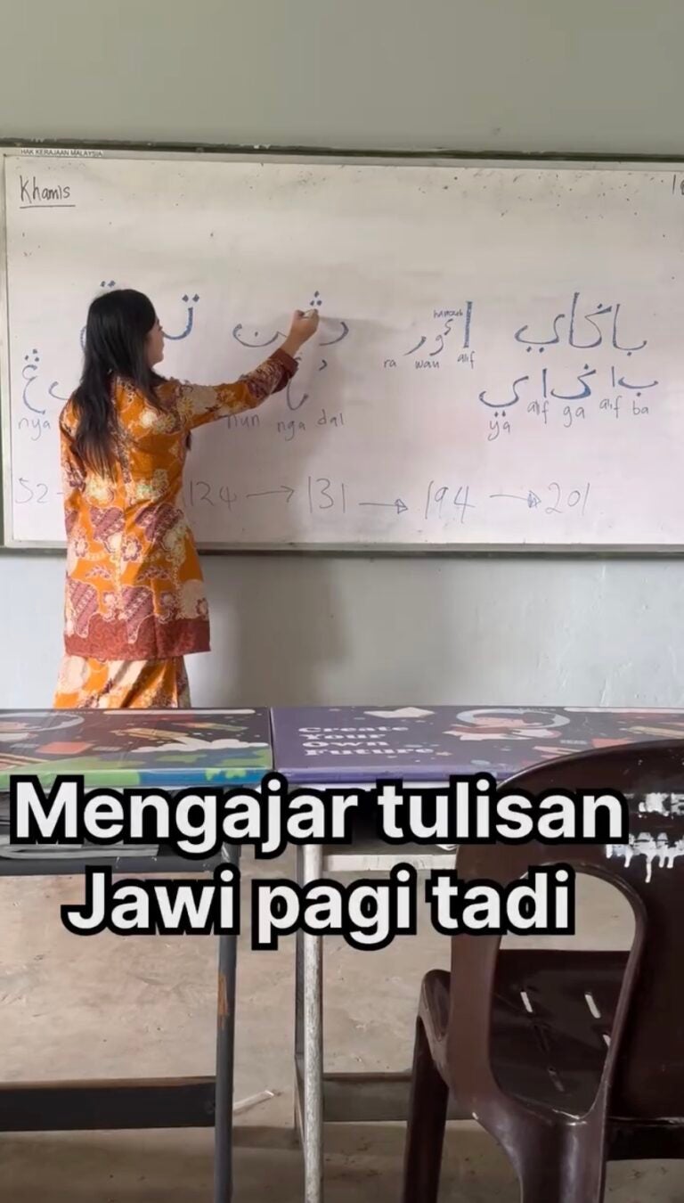 M'sians in Awe of Non-Muslim Teacher Who Teaches Jawi in School ...