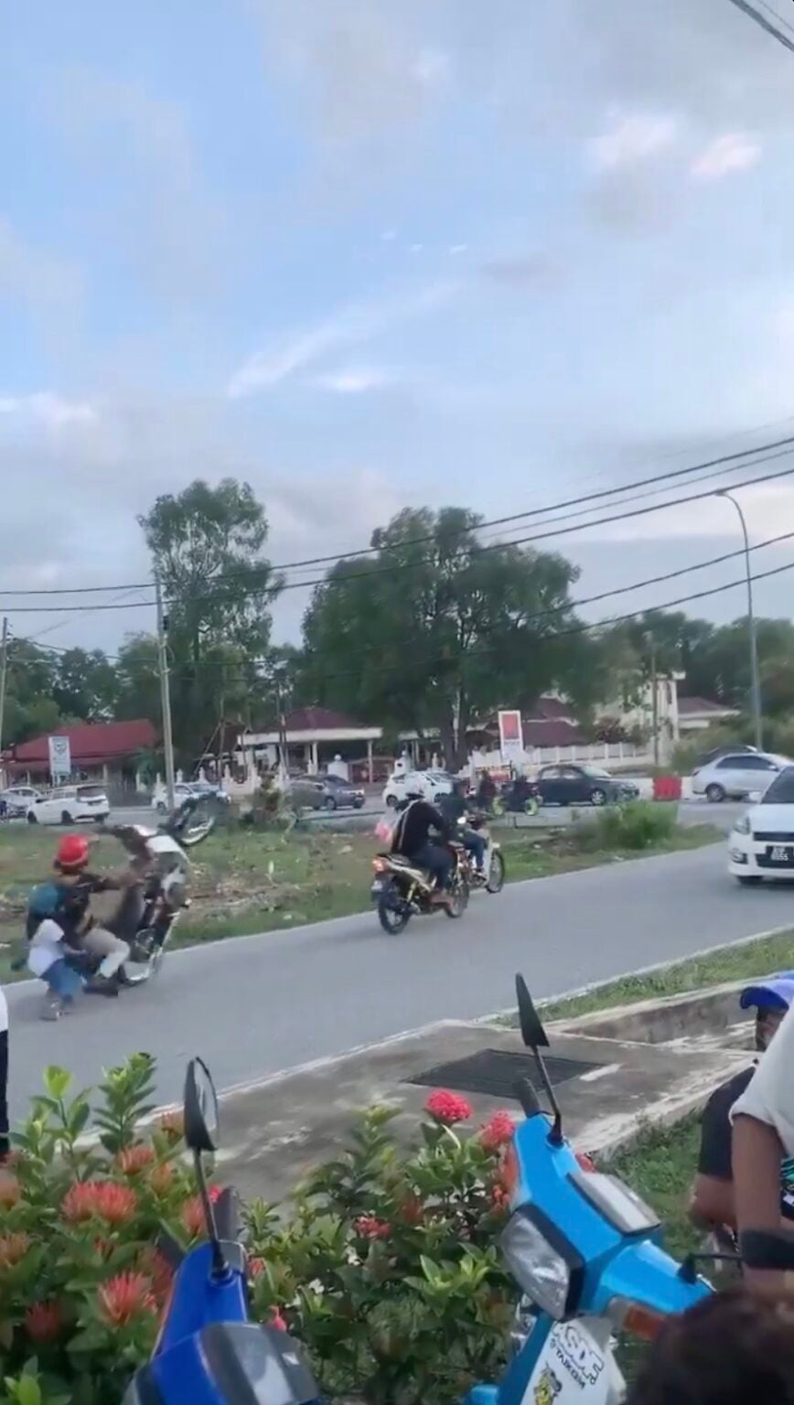 Rempits Crash After Failed Wheelie Attempt, Motorbike Hits Innocent ...