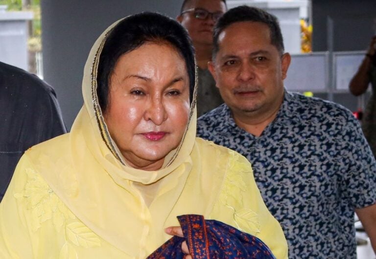 Najib & Rosmah Successfully Get Their Respective Judges to Withdraw ...