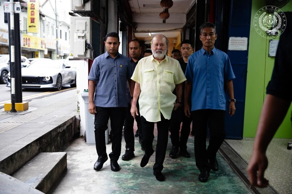 The King Dines at Popular Hainanese Chicken Chop Eatery in Johor to ...