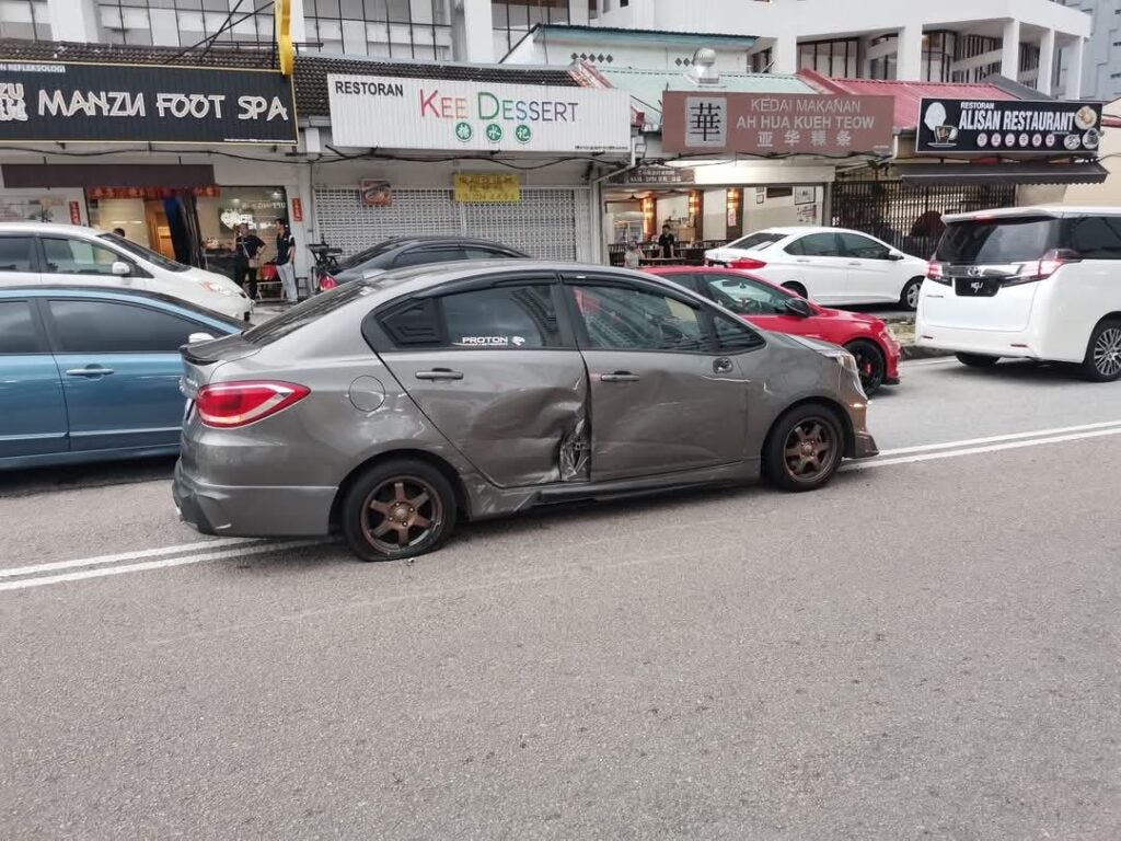 Woman Driving S'pore-Registered Luxury Car Causes 4-Vehicle Collision in Johor, Flees the Scene ...