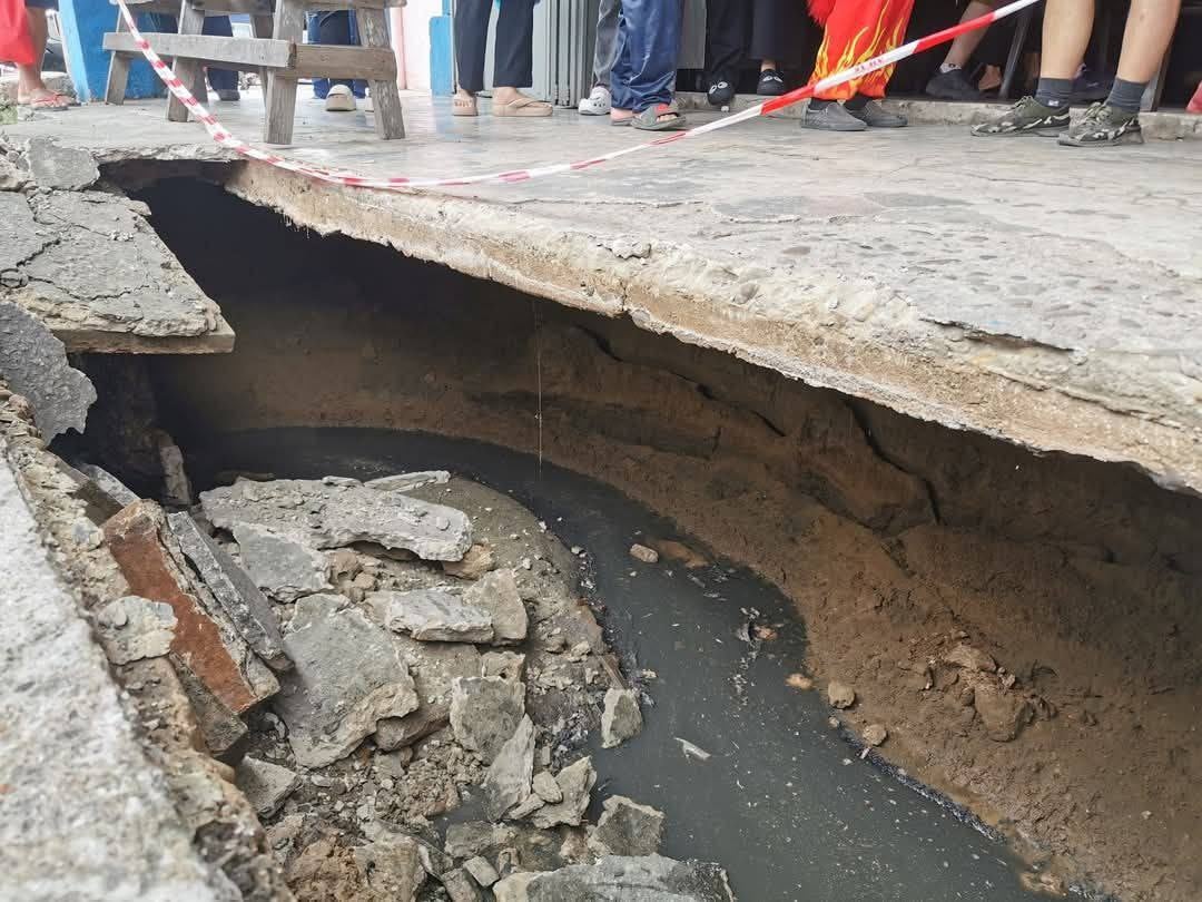 Lion Dancers in Sabah Fall into Sinkhole Mid-Performance After Sidewalk ...