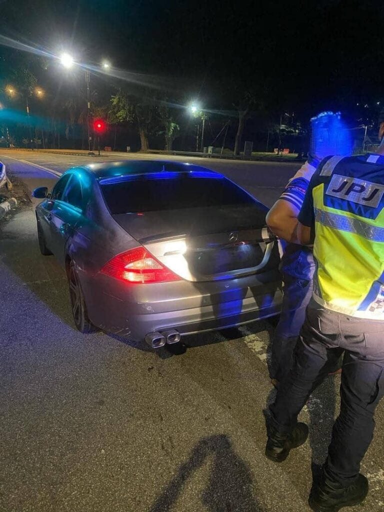 JPJ Seizes a Mercedes-Benz at Melaka Roadblock as Owner Didn't Renew ...