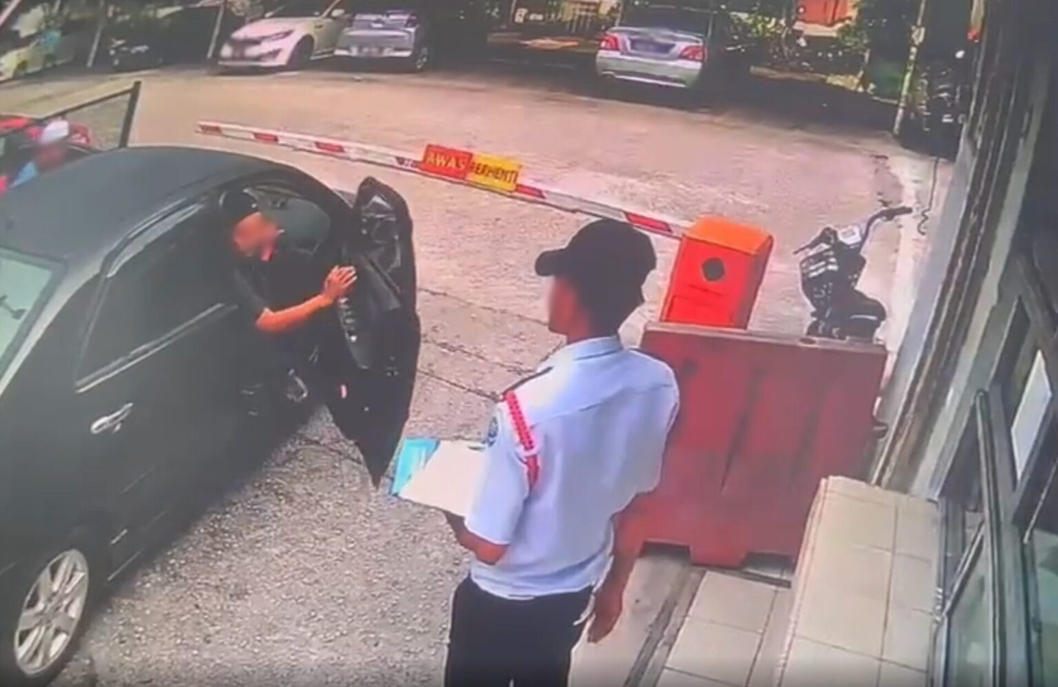 PDRM: Apartment Security Guard Who Was Slapped in Viral Video Was Using ...