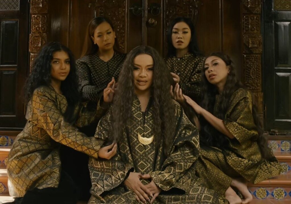 "The best Raya song of 2025" - Mimi Fly's 'Serumpun' Draws Praise from ...
