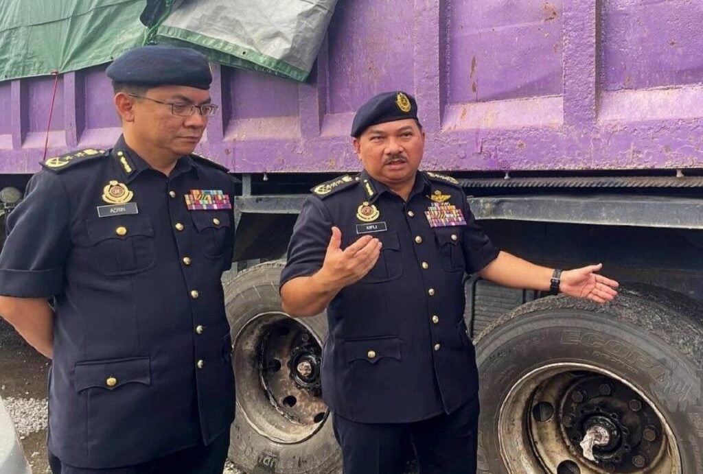 M’sian Damages Own Lorries to Stop JPJ Seizure, Forcing Officers to ...