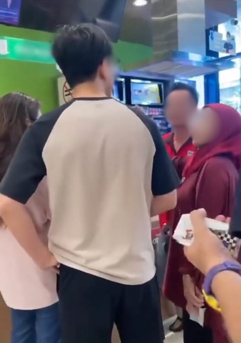 China Couple Fights Elderly M'sian Man After He Accuses Them of Cutting ...