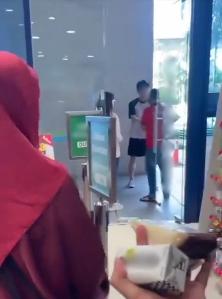 China Couple Fights Elderly M'sian Man After He Accuses Them of Cutting ...