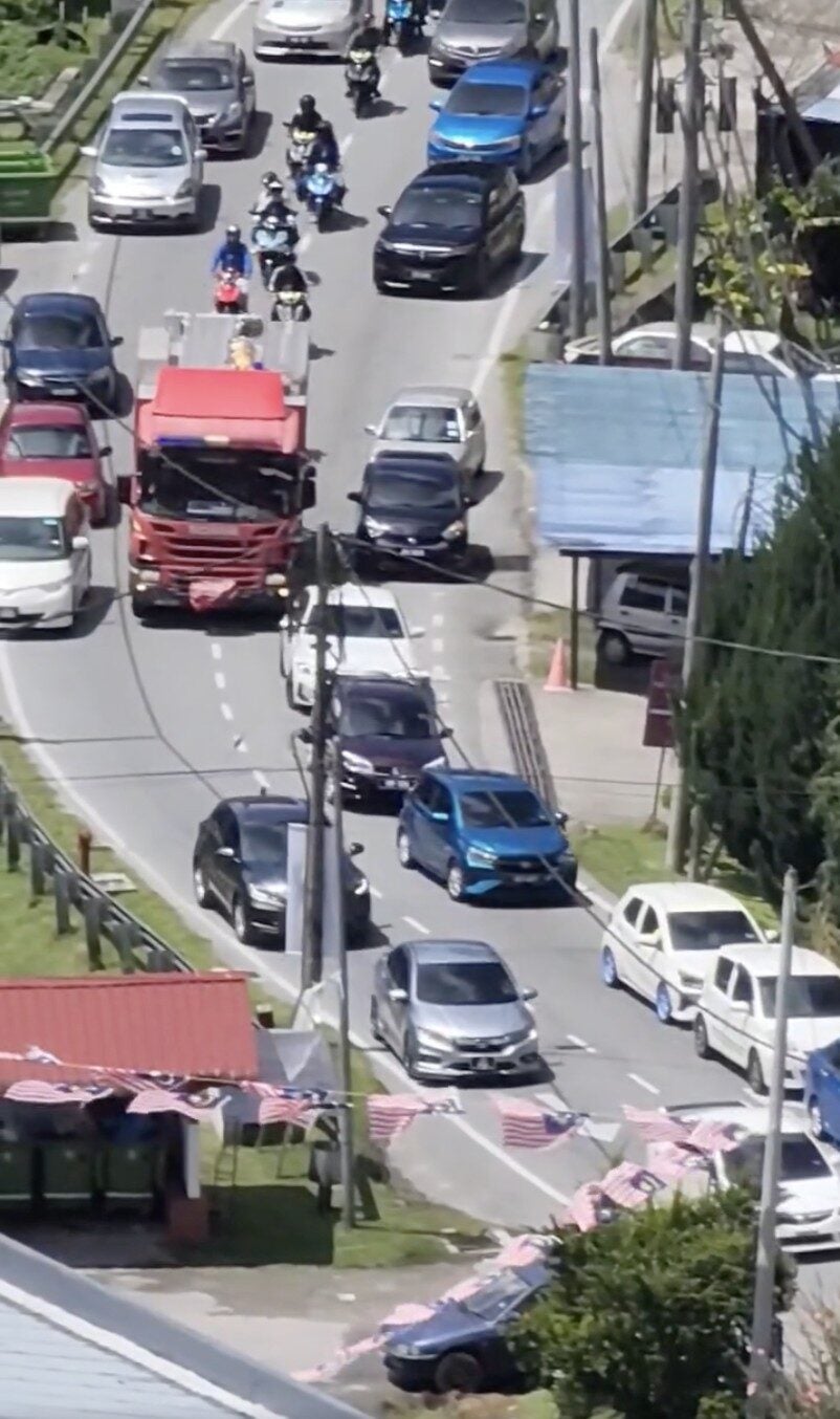 M'sians Outraged as Bomba Truck Gets Stuck on Cameron Highlands Road ...