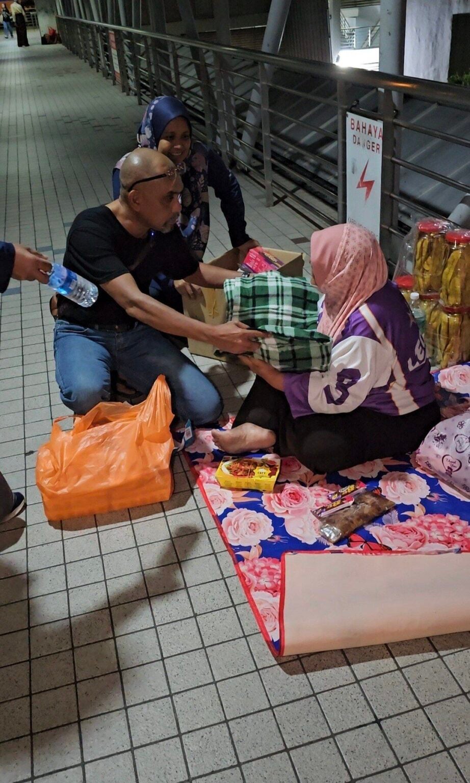 "I feel safer here" - Elderly Woman Lives Homeless in Streets of KL to ...