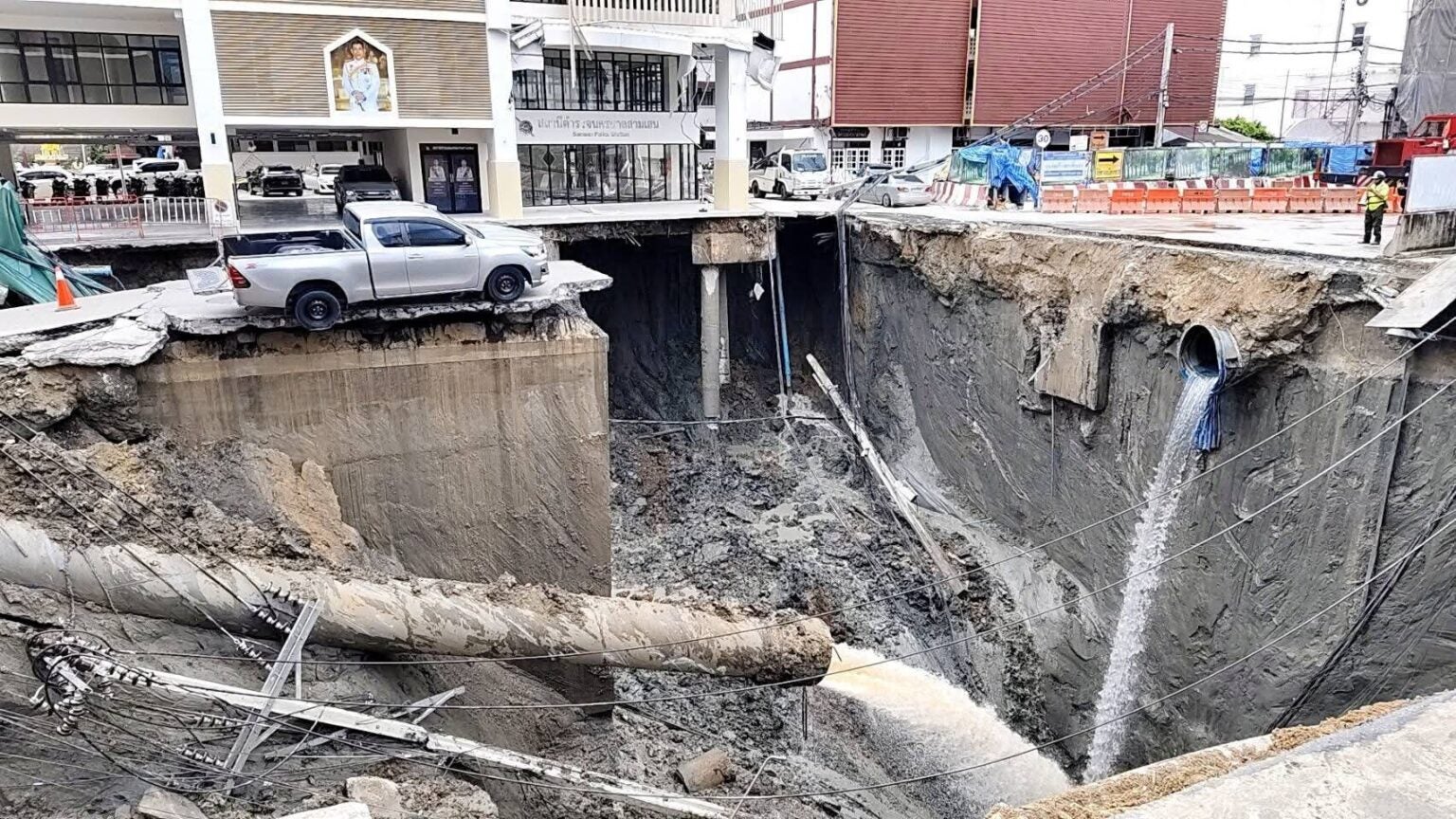 Gigantic Sinkhole Over 30 Metres Deep Forms in Front of Bangkok ...