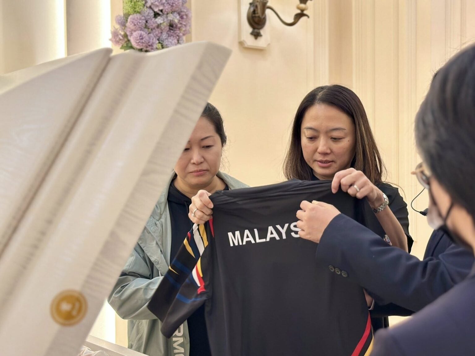 Hannah Yeoh Pays Last Respects to PJ School Murder Victim, Places Team MAS Jersey on Her Resting ...