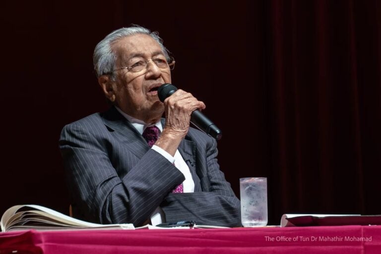 Tun M to Undergo Physiotherapy Instead of Surgery for Fractured Hip ...