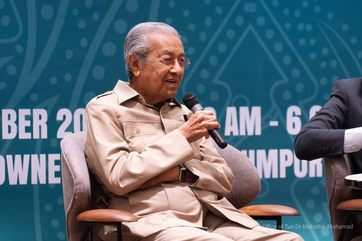 Tun M to Undergo Physiotherapy Instead of Surgery for Fractured Hip ...