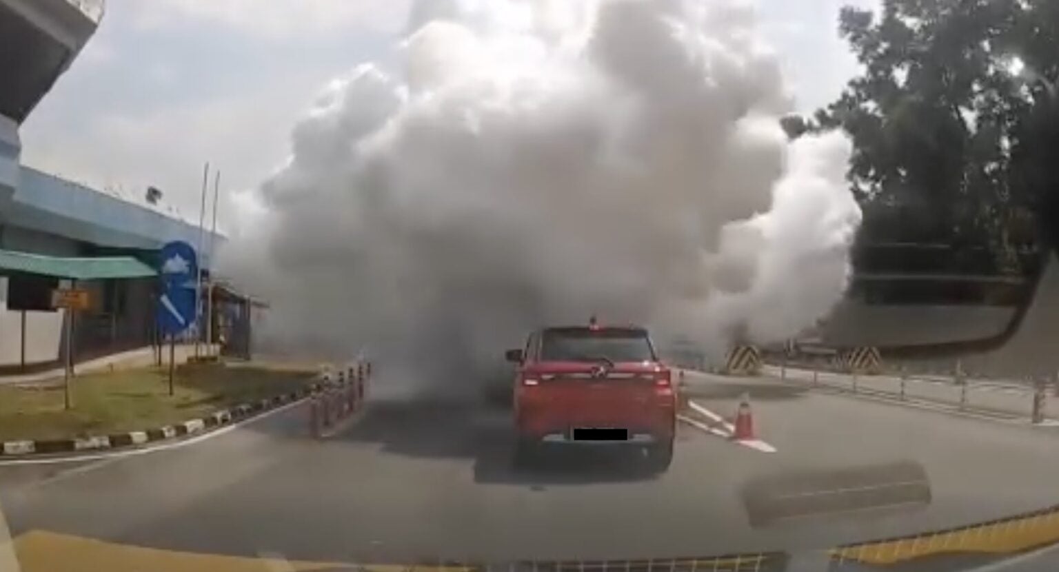 Gas Cylinder on Lorry Explodes at Seremban Toll Plaza, 2 Staff Rushed ...