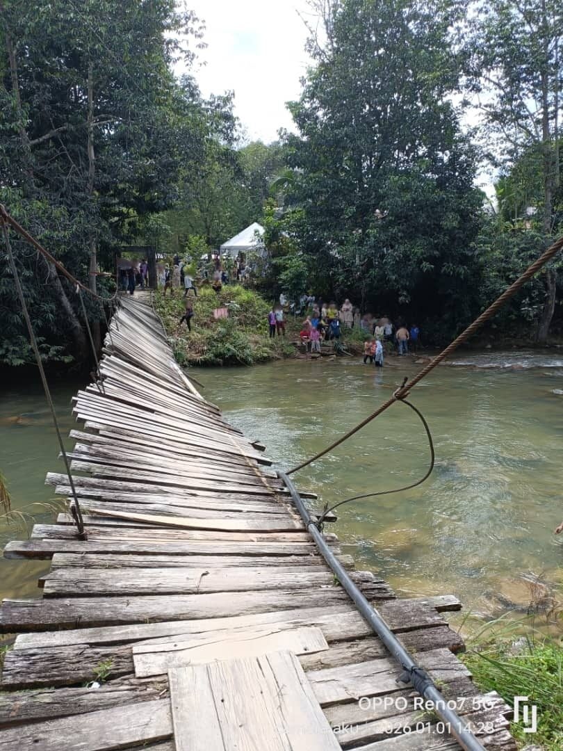 Over 50 Wedding Guests Fall Into River After Suspension Bridge ...
