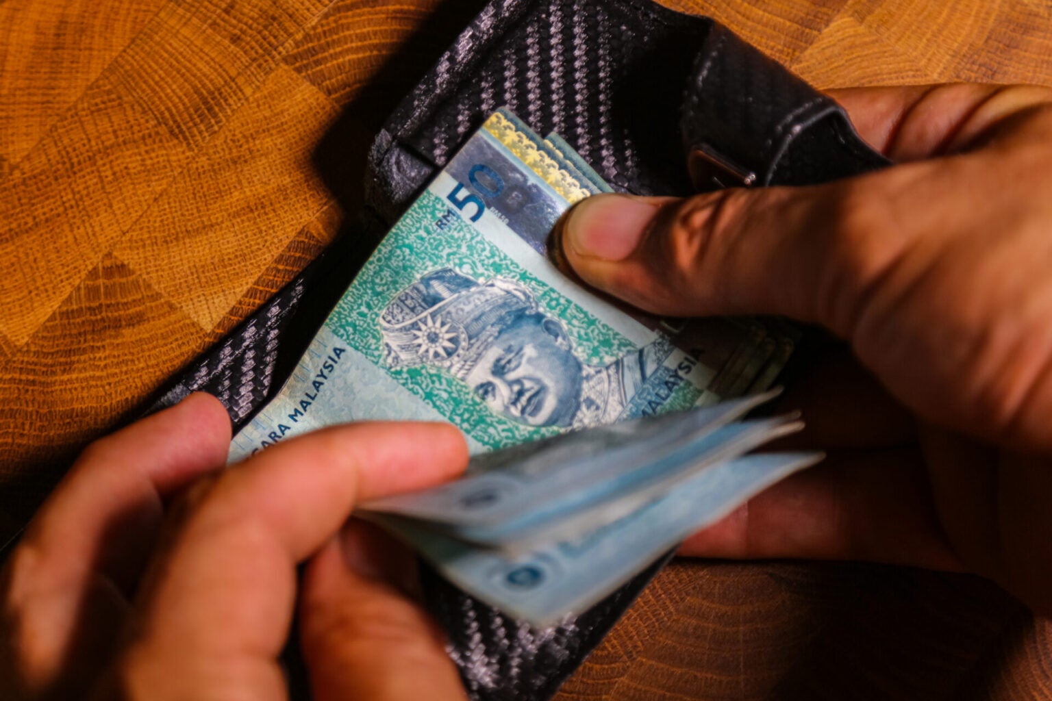 M’sian Man Loses RM120k Savings & Ends Up Behind Bars After Chasing ...