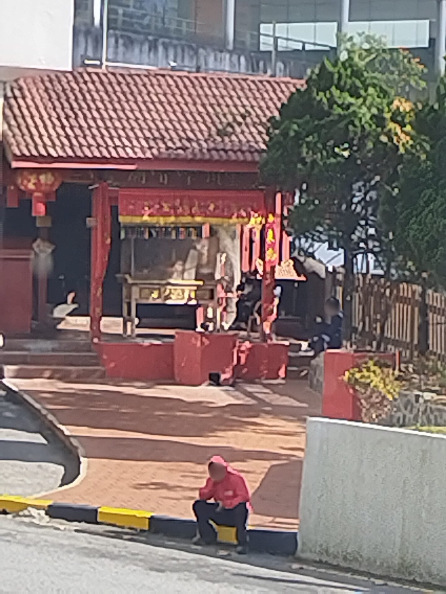 M’sian Stunned as Temple Caretaker Provides ‘RM5 Change’ for Joss Paper ...